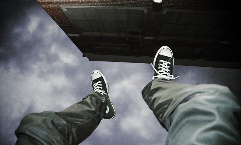 Dream of Falling off a Cliff – Meaning and Symbolism